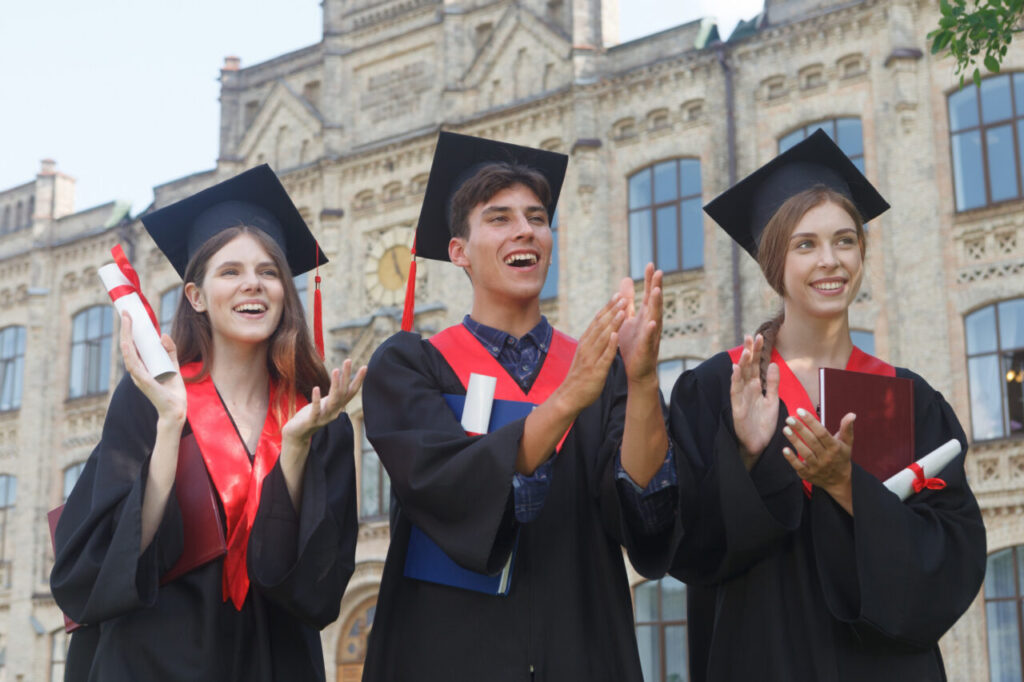 英語でクイズ！アメリカの卒業式について | 英会話スクールが教える生きた英語表現「NOVA LEARNING」｜駅前留学NOVA【公式】英会話スクール・英会話教室